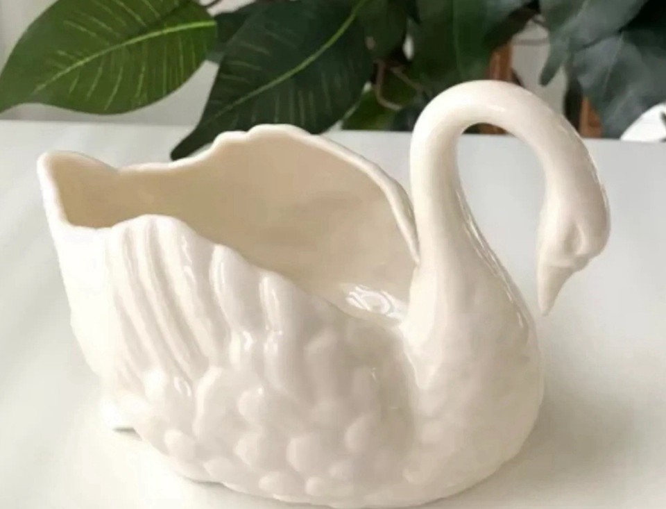 Lenox Antique Ivory Porcelain Wings-up Closed Tail Paddlefoot 5” Swan ...