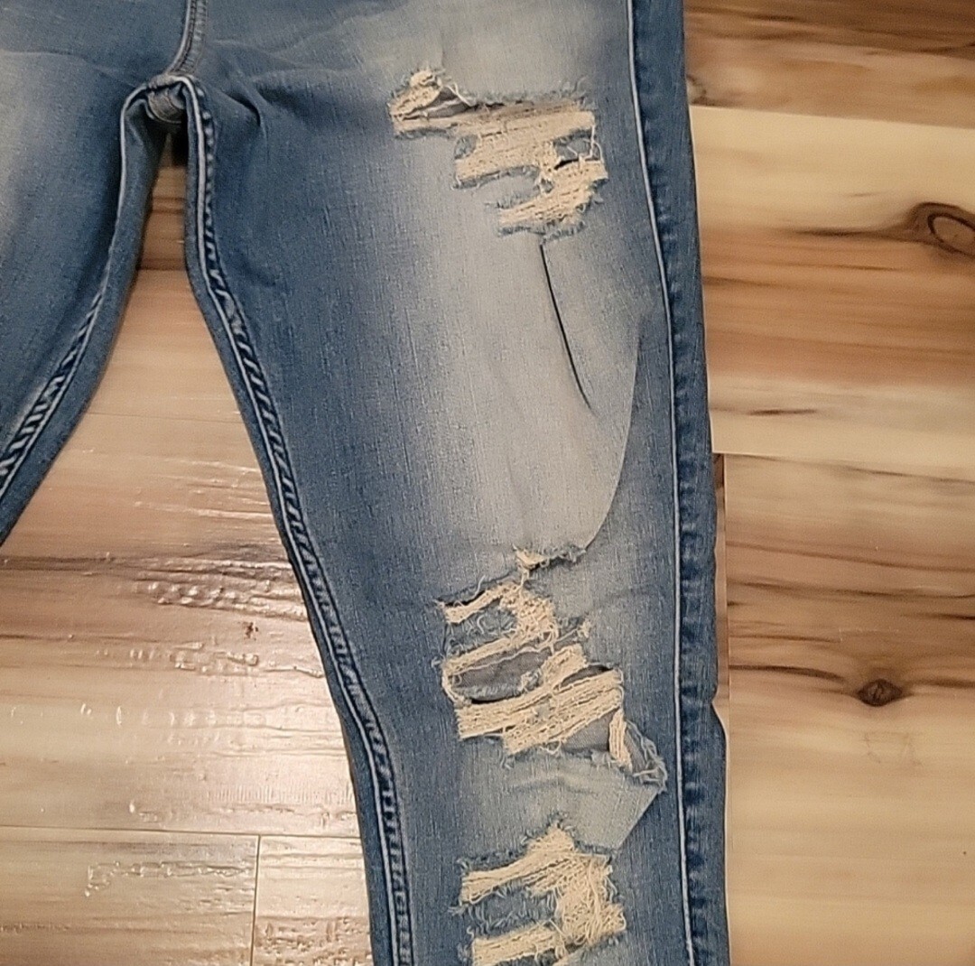 Hollister Distressed Rose Embroidery Jeans Size 32 - Gem