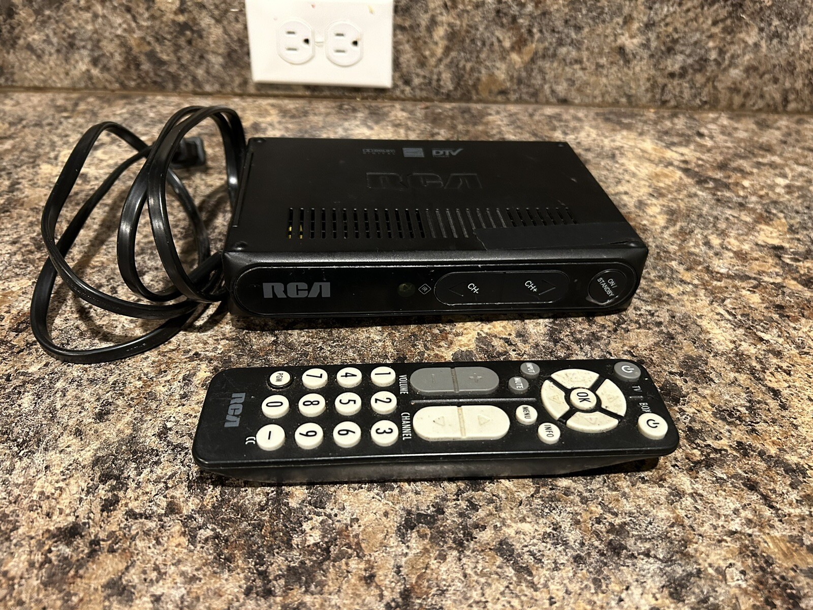 RCA Converter Box ATSC Digital To Analog Pass-Through TV DTA800B1 Works ...