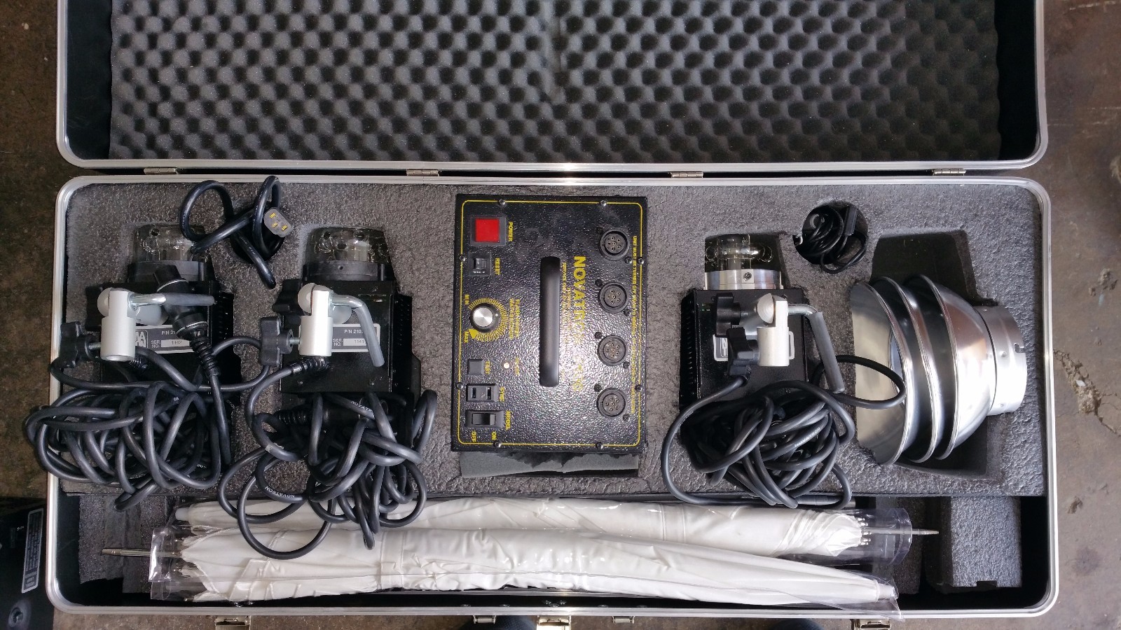 NOVATRON Strobe Light Sets With Umbrellas and Carrying Case USED | eBay