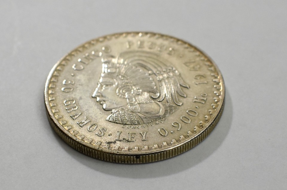 1947 MEXICO Aztec Chieftain CUAUHTEMOC Eagle Silver Coin Cino 5 Pesos ...