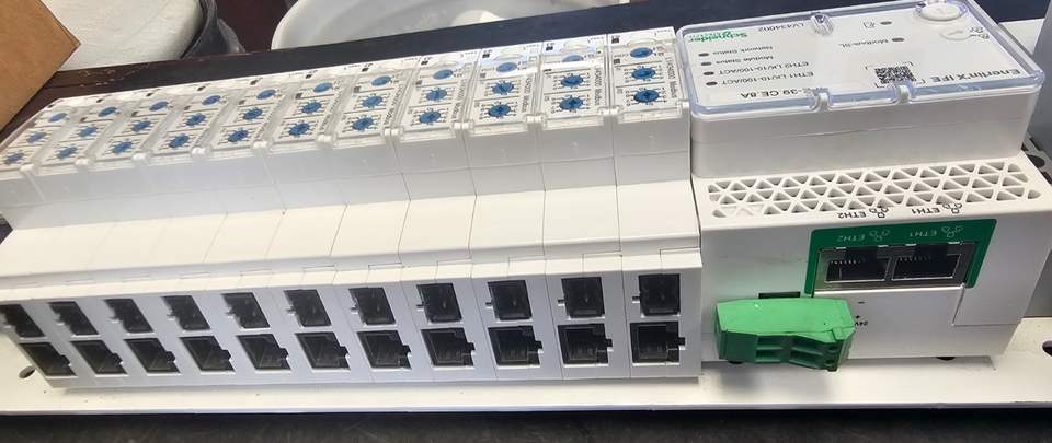 SCHNEIDER ELECTRIC ETERNET PANEL SERVER LV434002 WITH 12 MODULES | eBay