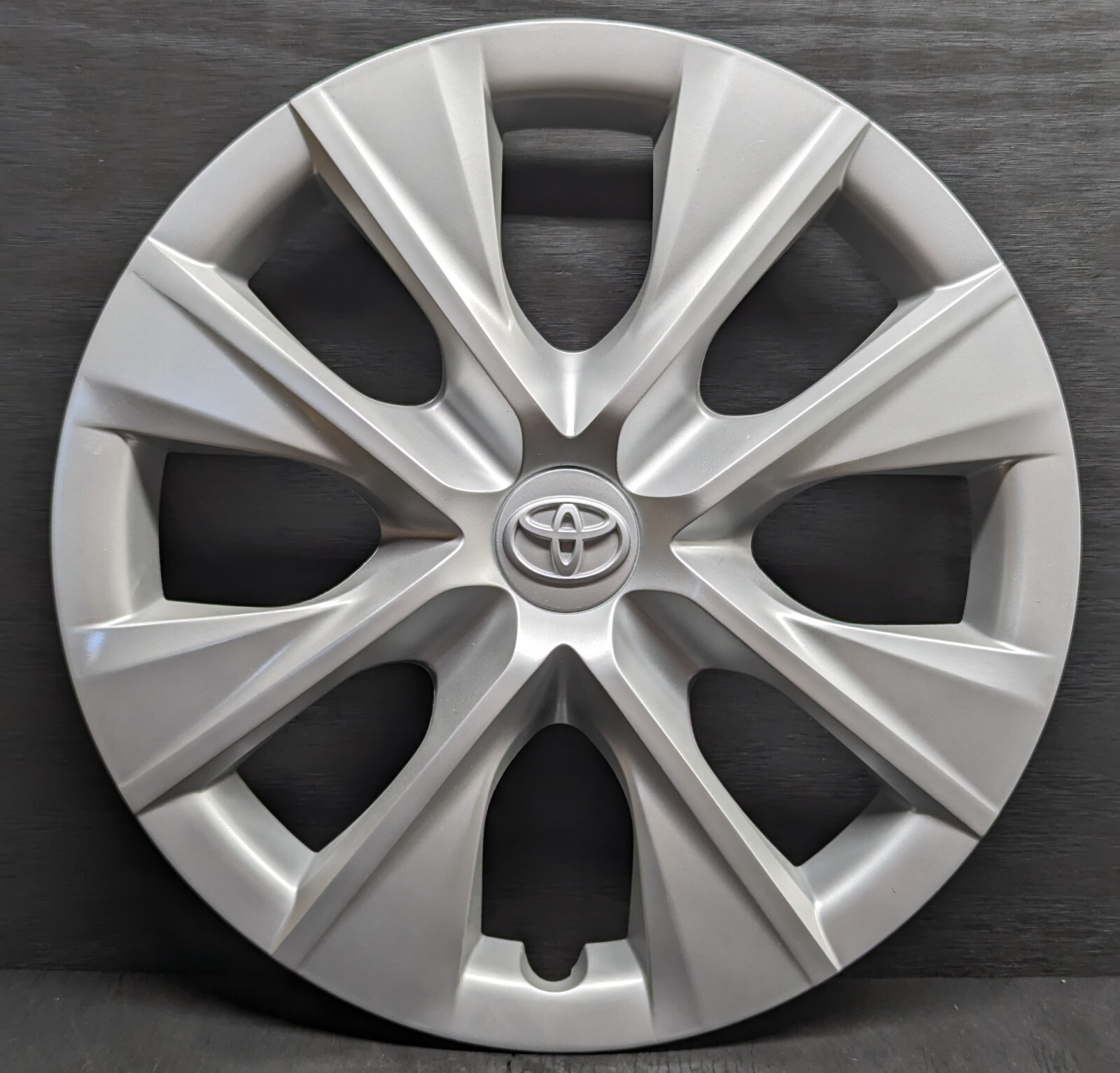 TOYOTA COROLLA 61171 8 SPOKE OEM HUBCAP SILVER 2014 2015 2016 2017 2018 ...