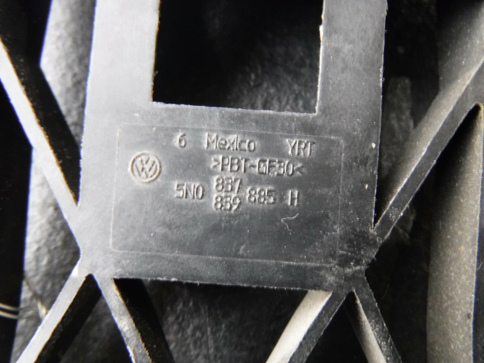 VW VOLKSWAGEN OEM 12-18 Beetle Door-Handle Base LEFT DRIVER 5C5839885D ...