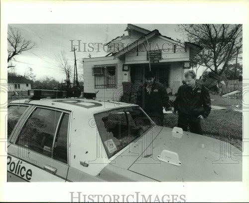 1992 Press Photo Houston police officers see tornado damaged car ...