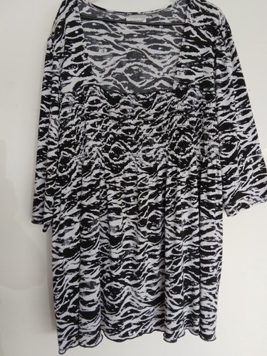 2X/3X black and white blouse. Stretches at bust line. Excellent ...