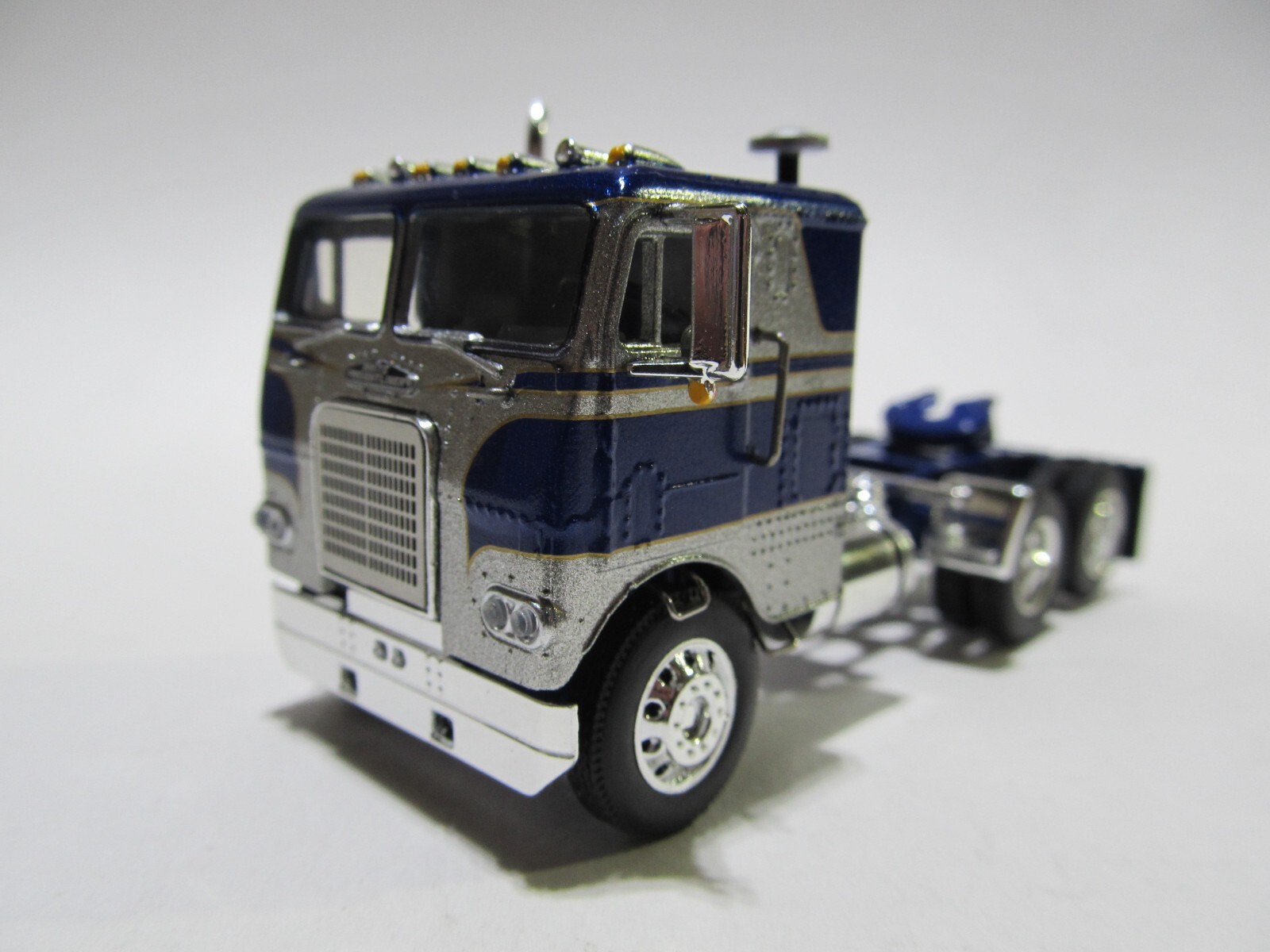 DCP FIRST GEAR 1/64 SCALE FREIGHTLINER CABOVER, BLUE & PETWER WITH GOLD ...