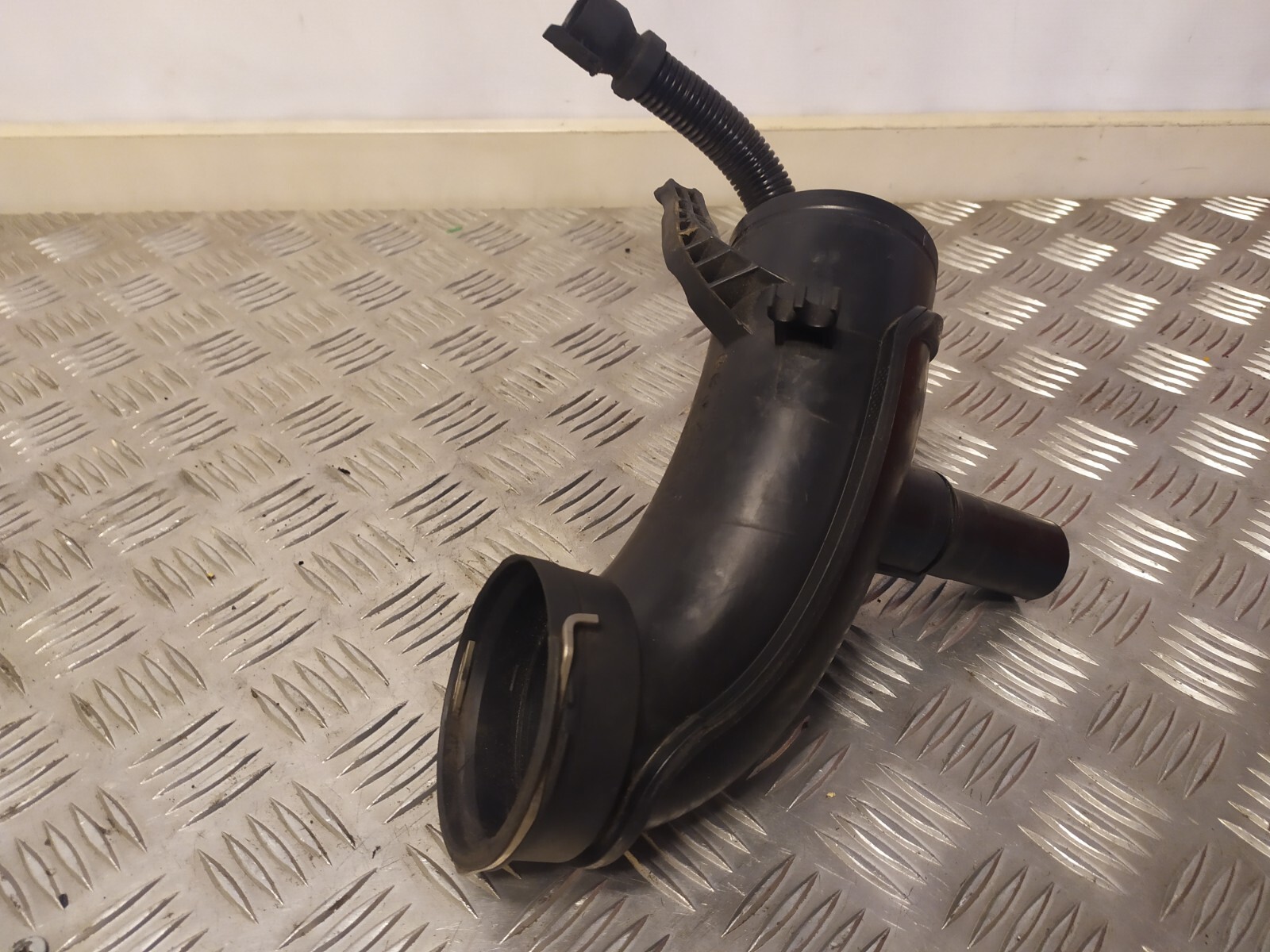 E33 BMW F11 (2010-2013) 2.0 D 184KM 8512249 Air Resonator 13718512249 ...