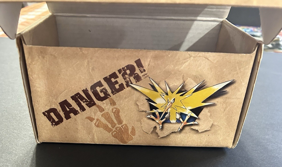 Pokémon TCG Fossil 1999 PROMO Box with 2 Wrappers - Excellent Condition ...