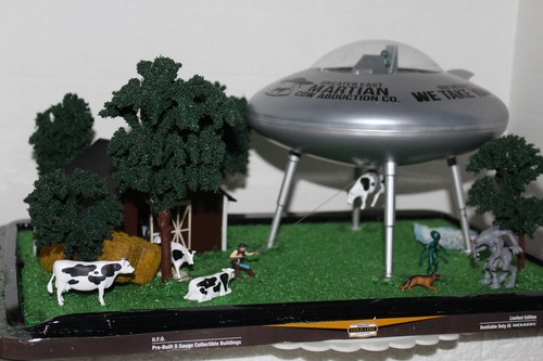 MENARDS UFO ACTION SCENE W/ BUILDING, COWS, ALIENS "O" SCALE | eBay