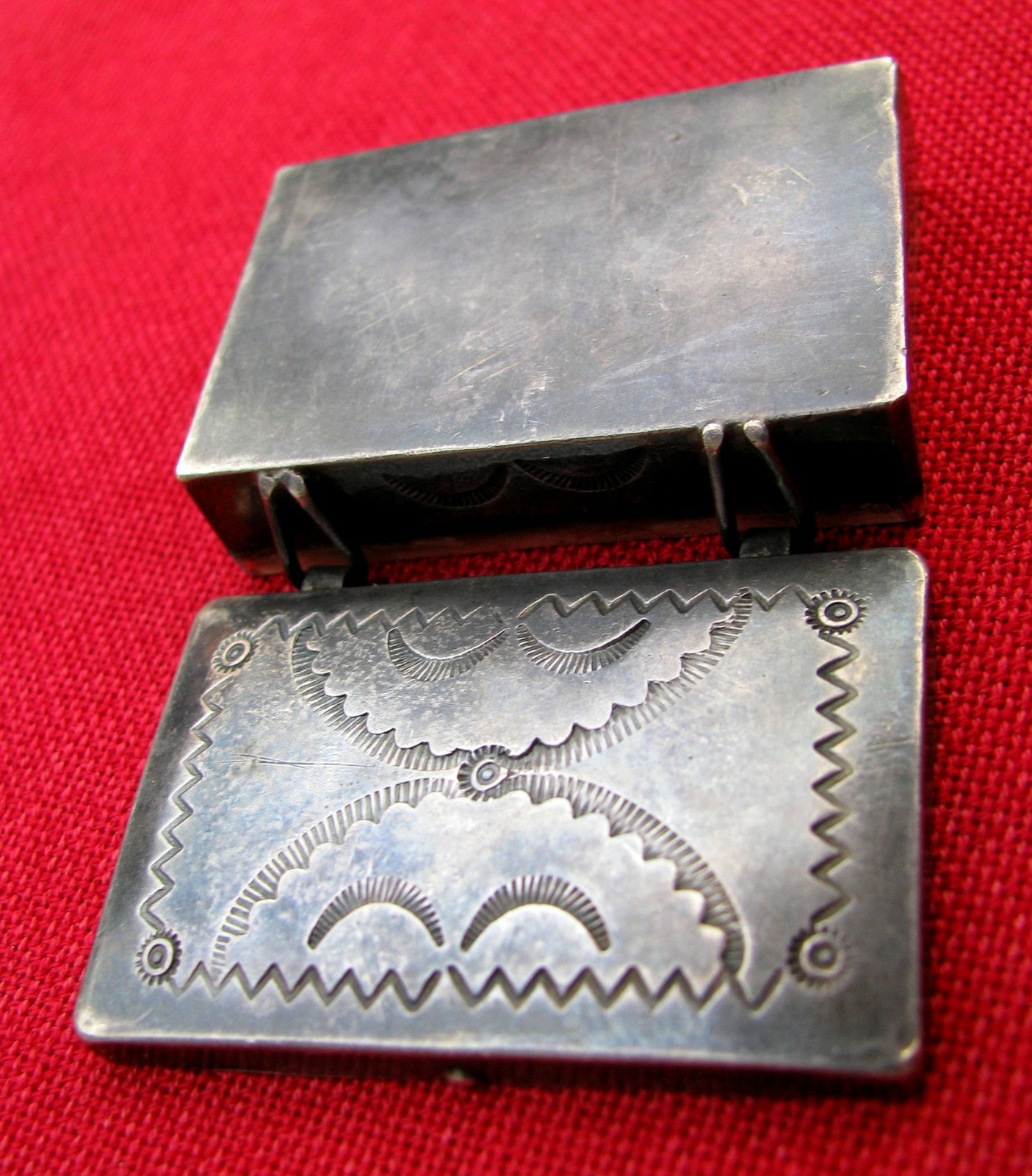 FINE ANTIQUE HANDMADE NAVJAO INDIAN AMERICAN EMBOSSED SILVER SNUFF BOX ...