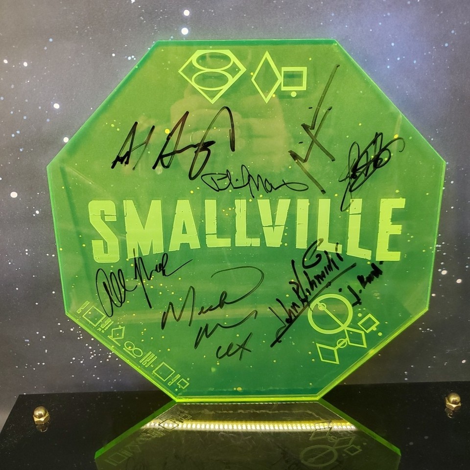 RARE SMALLVILLE Cast Signed Oversized Kryptonite Spaceship Key - 7 ...