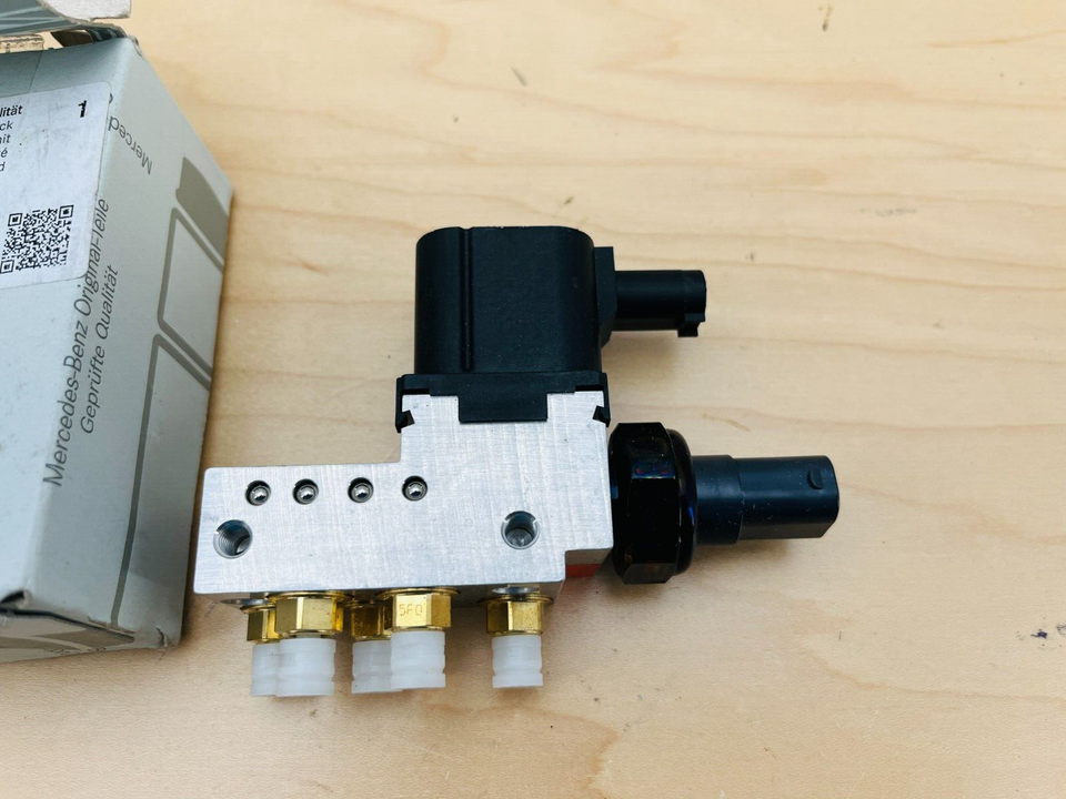 NEW Mercedes w211 airmatic valve block distributor 2113200158 - GENUINE ...