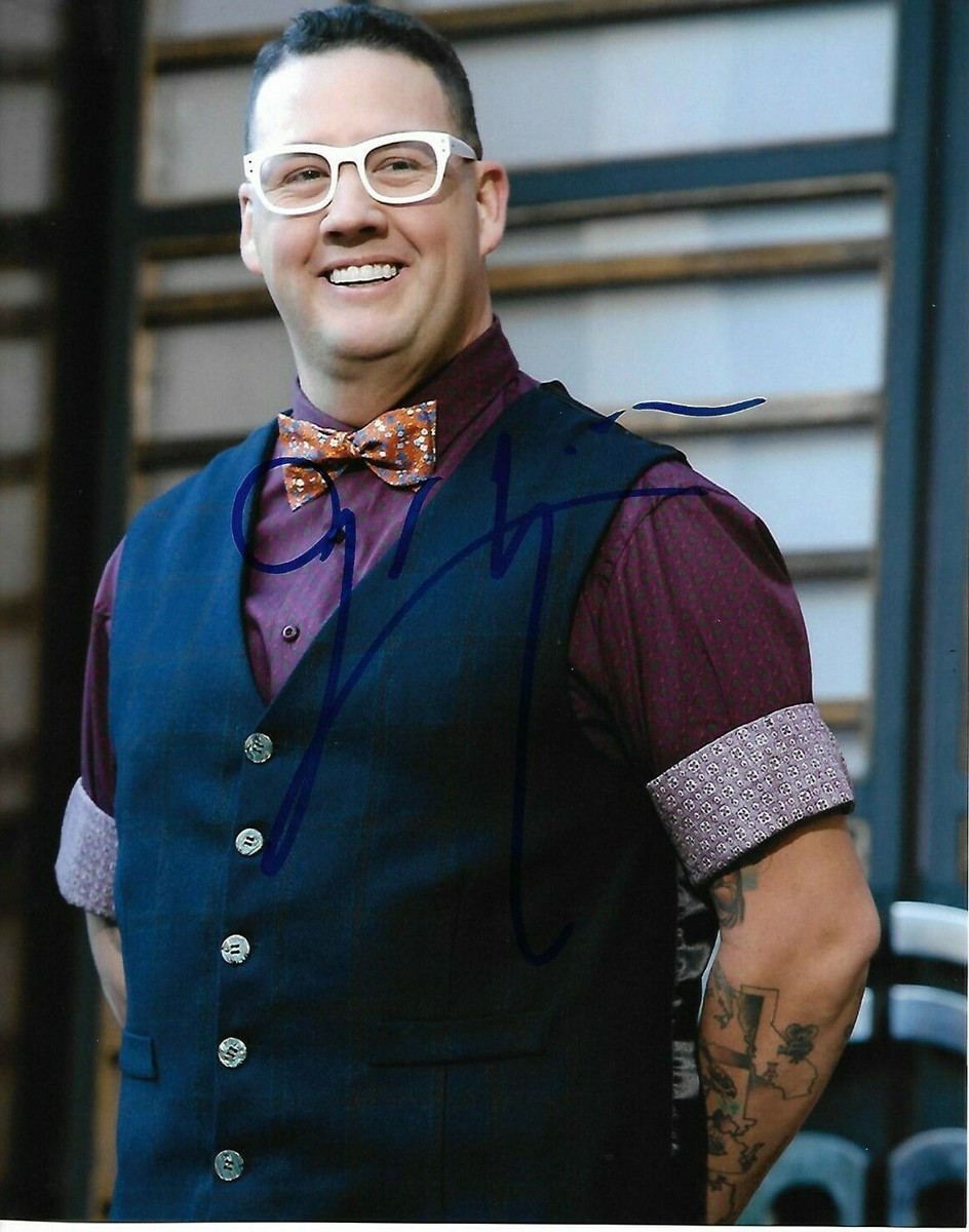 Graham Elliot Magro Graham Elliot Named Executive Chef At Pounders