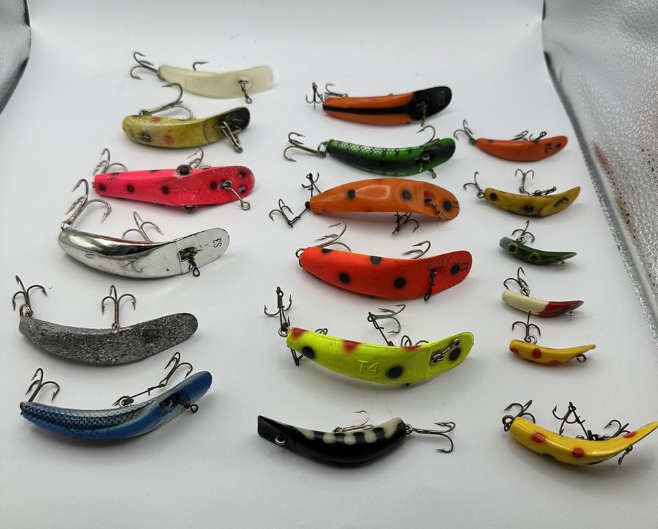 17 Vintage Fishing Lures Lot Helin Flatfish mixed sizes colors T4 S3 ...