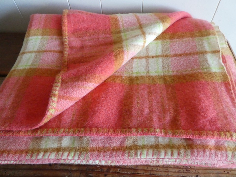 VINTAGE TASMANIAN WAVERLEY MILLS CALEDONIAN PURE WOOL PINK PLAID ...