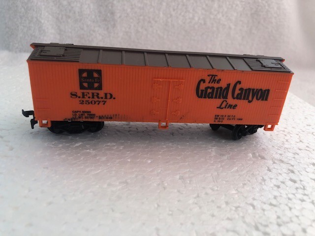 HO Scale Life Like Santa Fe Trailer Train & Santa Fe 40' Scribed Reefer ...
