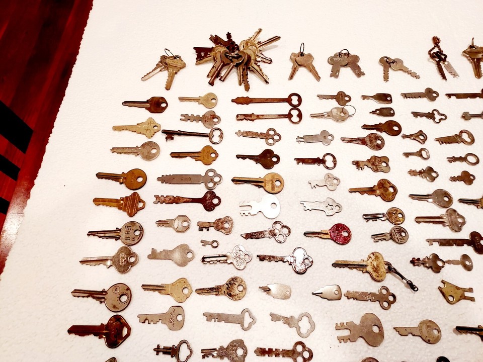 Old vintage key lot 217 flat keys door keys padlock keys safe keys misc ...