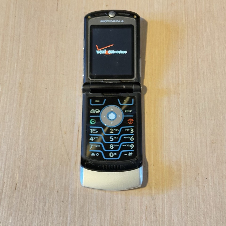 Motorola RAZR V3M Silver Flip Phone Turns On “UNTESTED” Buy/Sold As Is ...