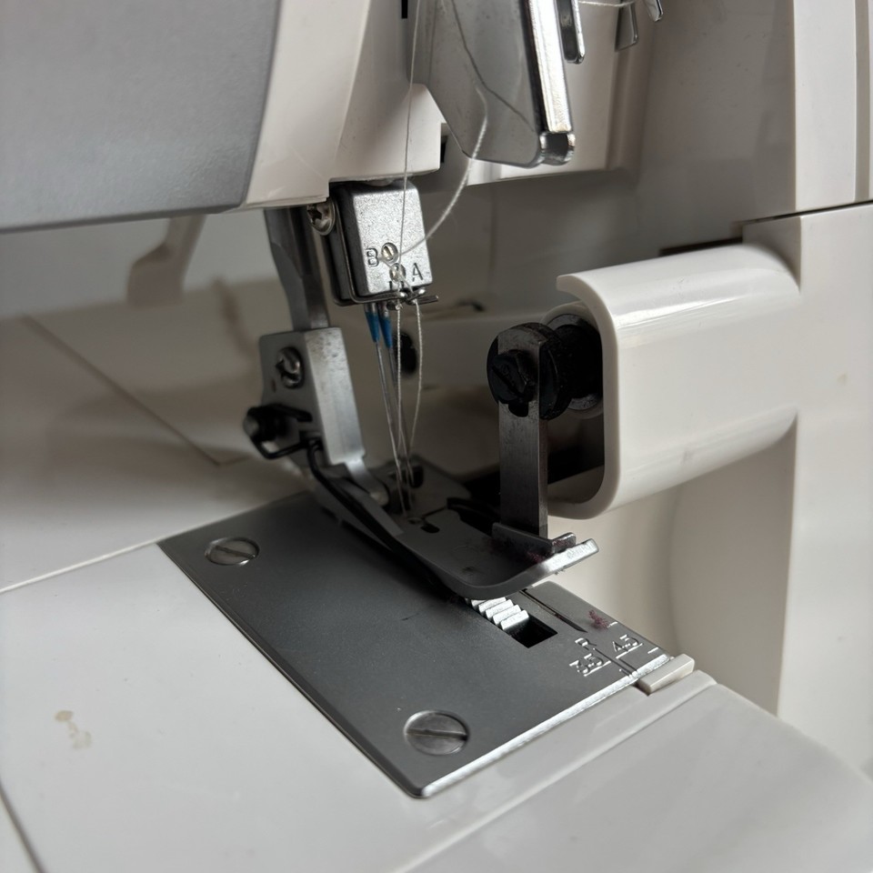 SINGER ProFinish 14CG754 2-3-4 Thread Serger Adjustable Stitch Length ...