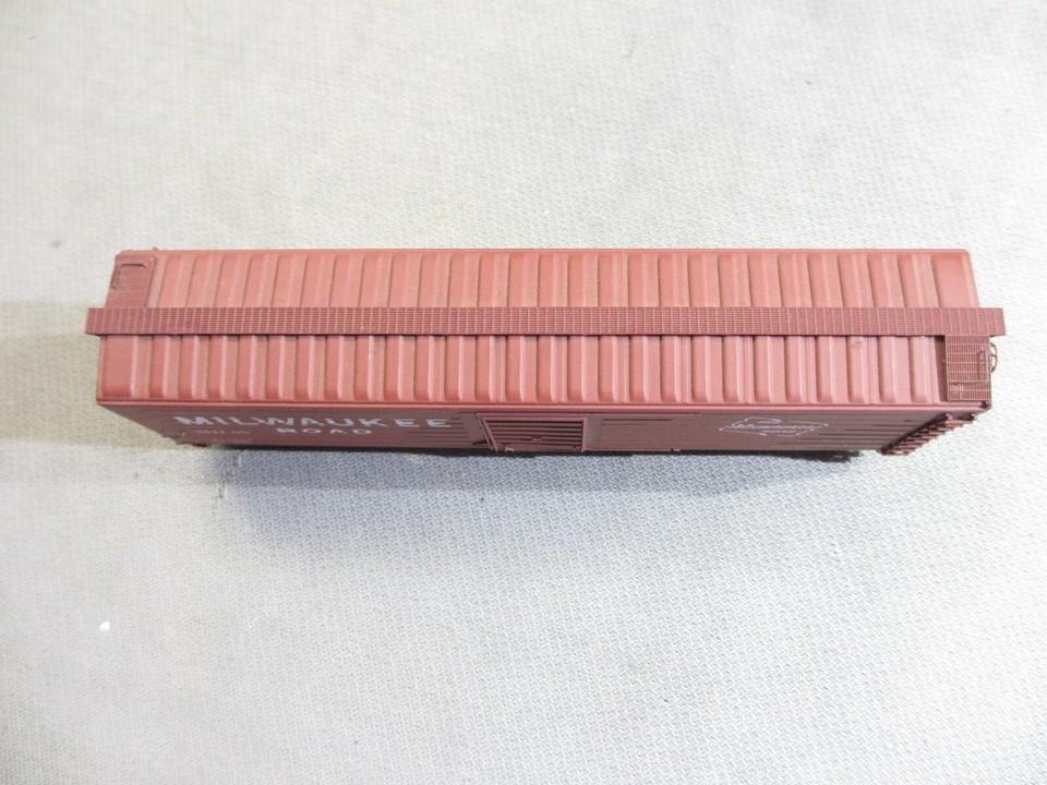High-End HO 50' Milwaukee Road Ribbed Boxcar METAL Wheels KADEE | eBay
