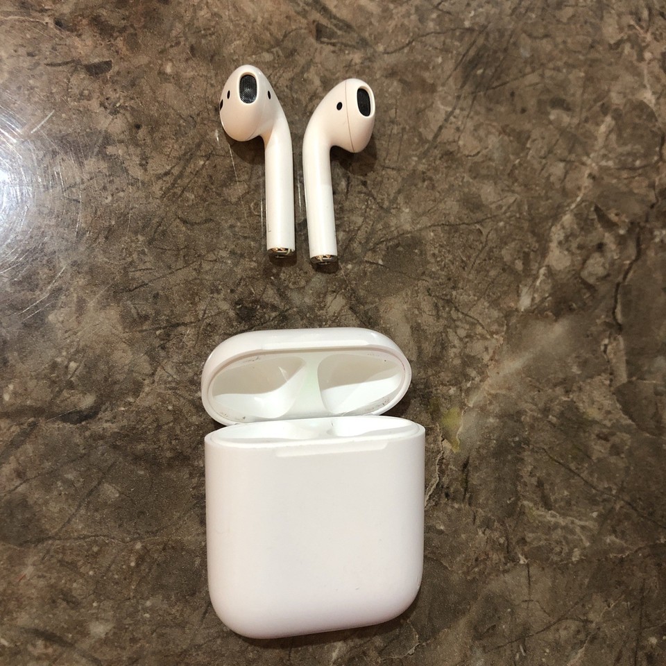 Apple AirPods 1st Generation with Charging Case White Earbuds No Cable ...