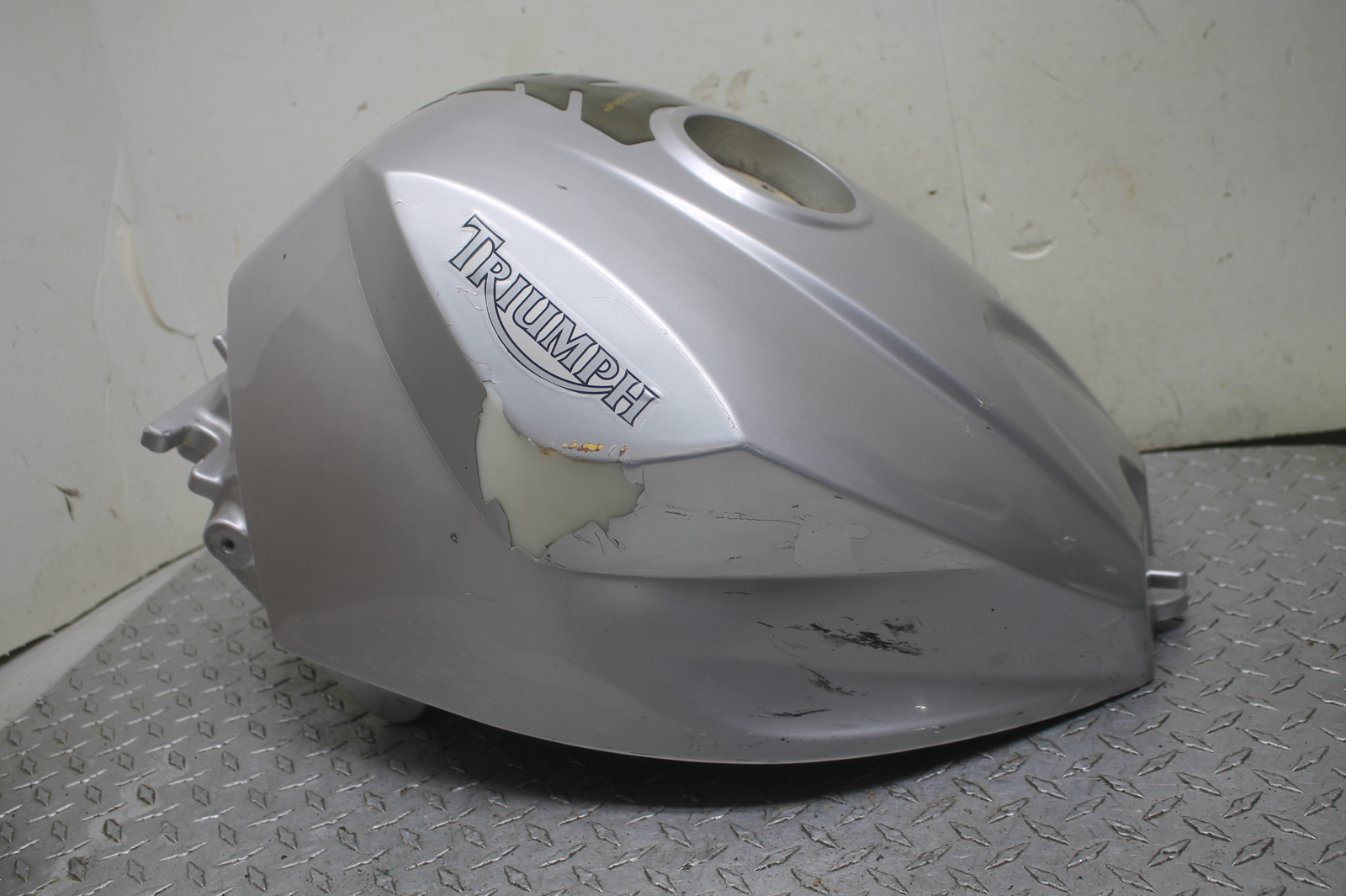 02-04 TRIUMPH DAYTONA 600 SILVER GAS TANK FUEL CELL PETROL RESERVOIR ...