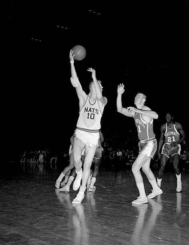 Red Kerr Of The Syracuse Nationals Shoots 1960S Old Basketball Photo 37 ...