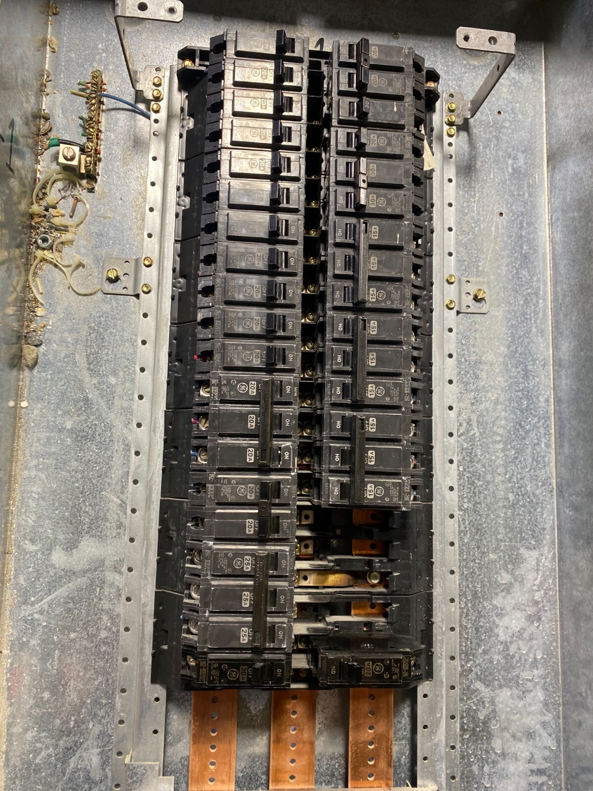 GE AQF3422MBX Panelboard 225 AMP 208Y/120V 3 Phase 4W 42 Circuit THQB ...