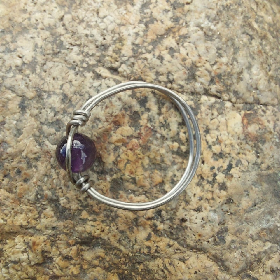 Bague artisanale en titane massif et Améthyste naturelle, violet, wire ...