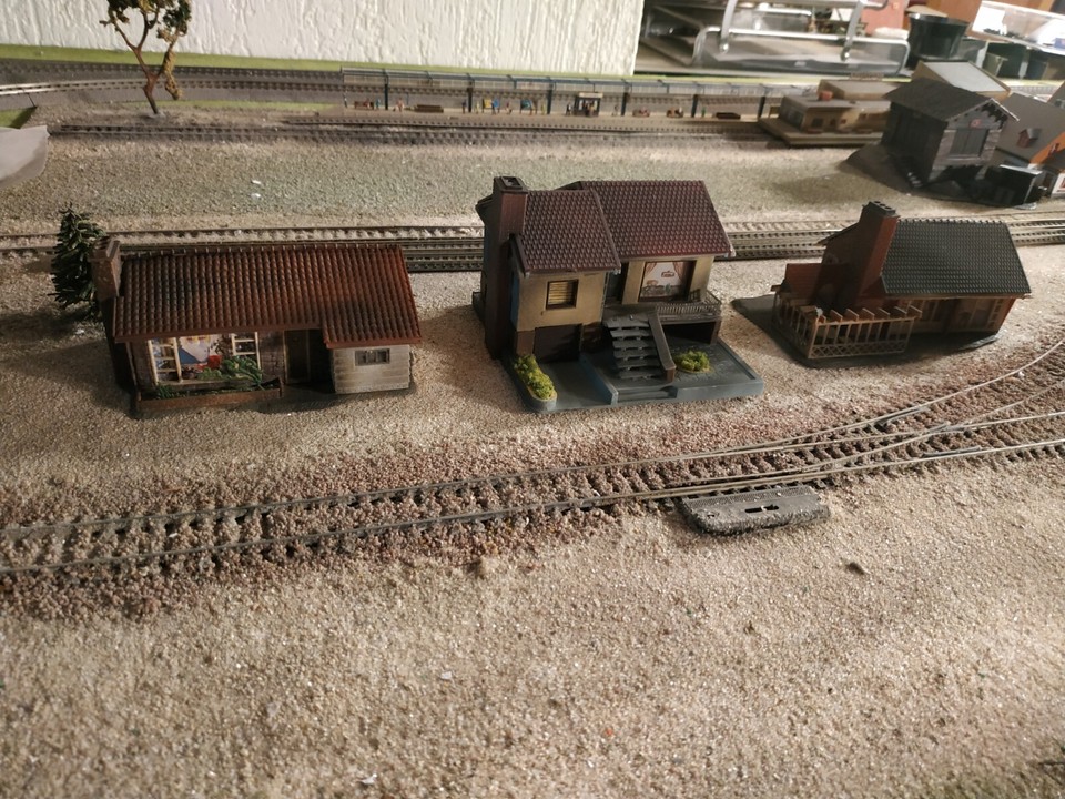 FALLER, THREE ASSEMBLED BUILDINGS FOR DIORAMAS, HAND PAINTED SCALE HO ...