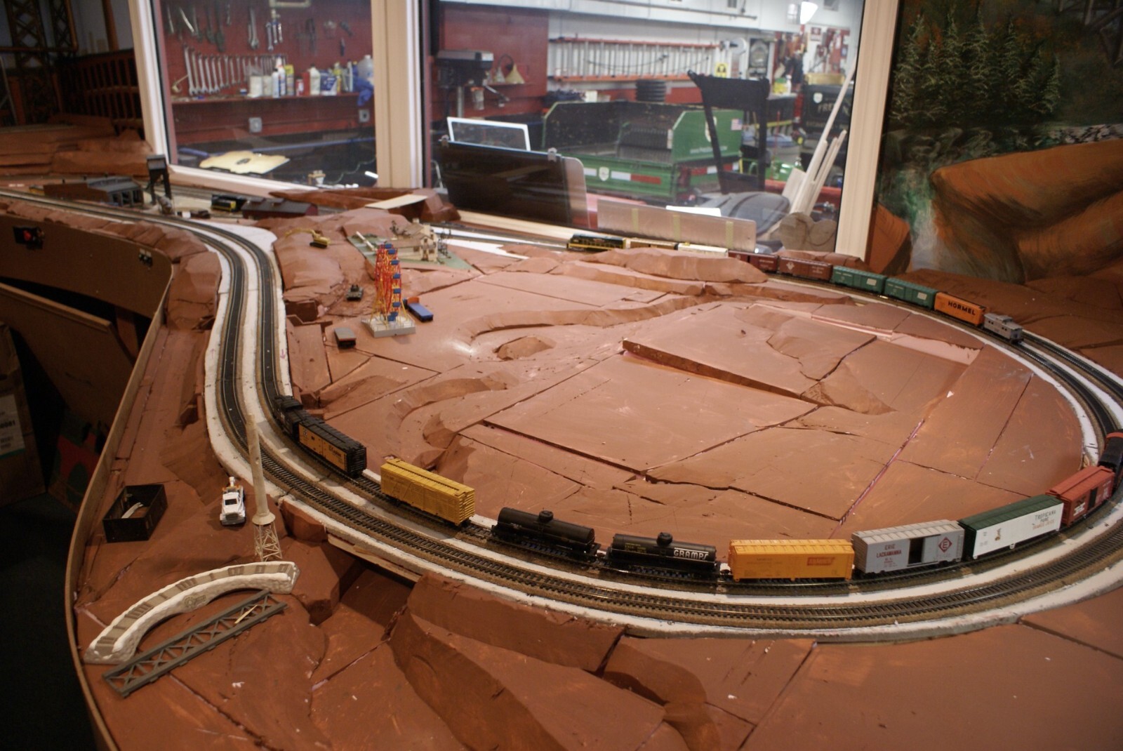 HO TRAIN LAYOUT 13x20 ft - Professionally built layout with complete ...