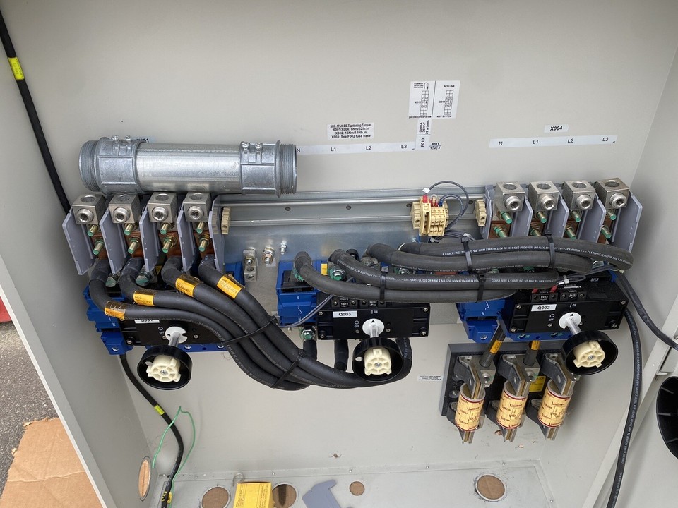APC Service Bypass Panel Switch 208 V 3 Phase 40kW 1 Mod 1 Main ...