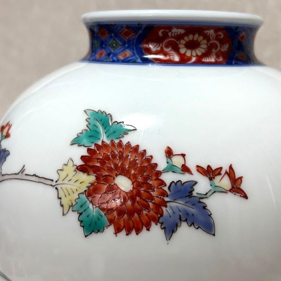 14th generation Sakaida Kakiemon Dyed Nishiki flower and bird pattern ...