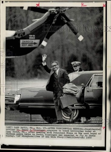 1972 Press Photo Henry Kissinger prepares to board helicopter at Camp ...