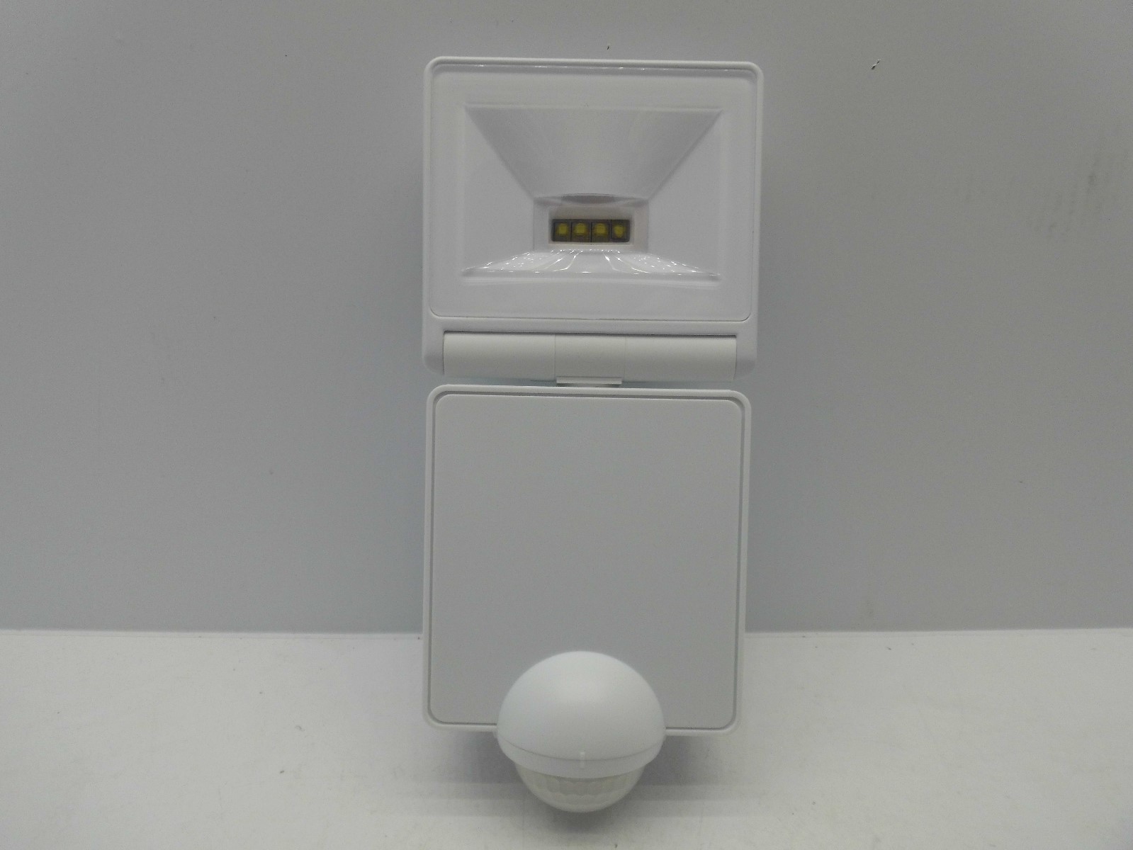 TIMEGUARD LED100PIRB LED100PIRWH 8W PIR LED FLOODLIGHT BLACK WHITE 100W ...