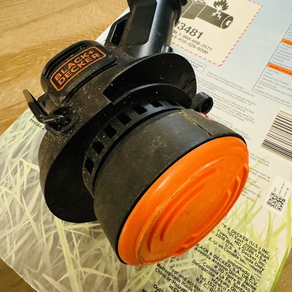 Black & Decker LST201 20V MAX Li-Ion 10" String Trimmer/Edger Kit (1.5 ...