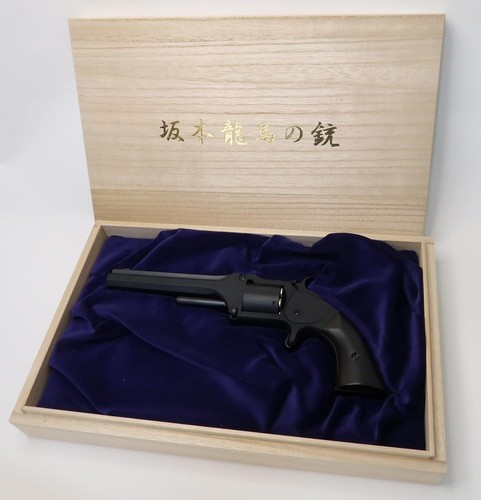 Sakamoto Ryoma's ornamental gun ((Non-Firing)) in a paulownia wood box ...
