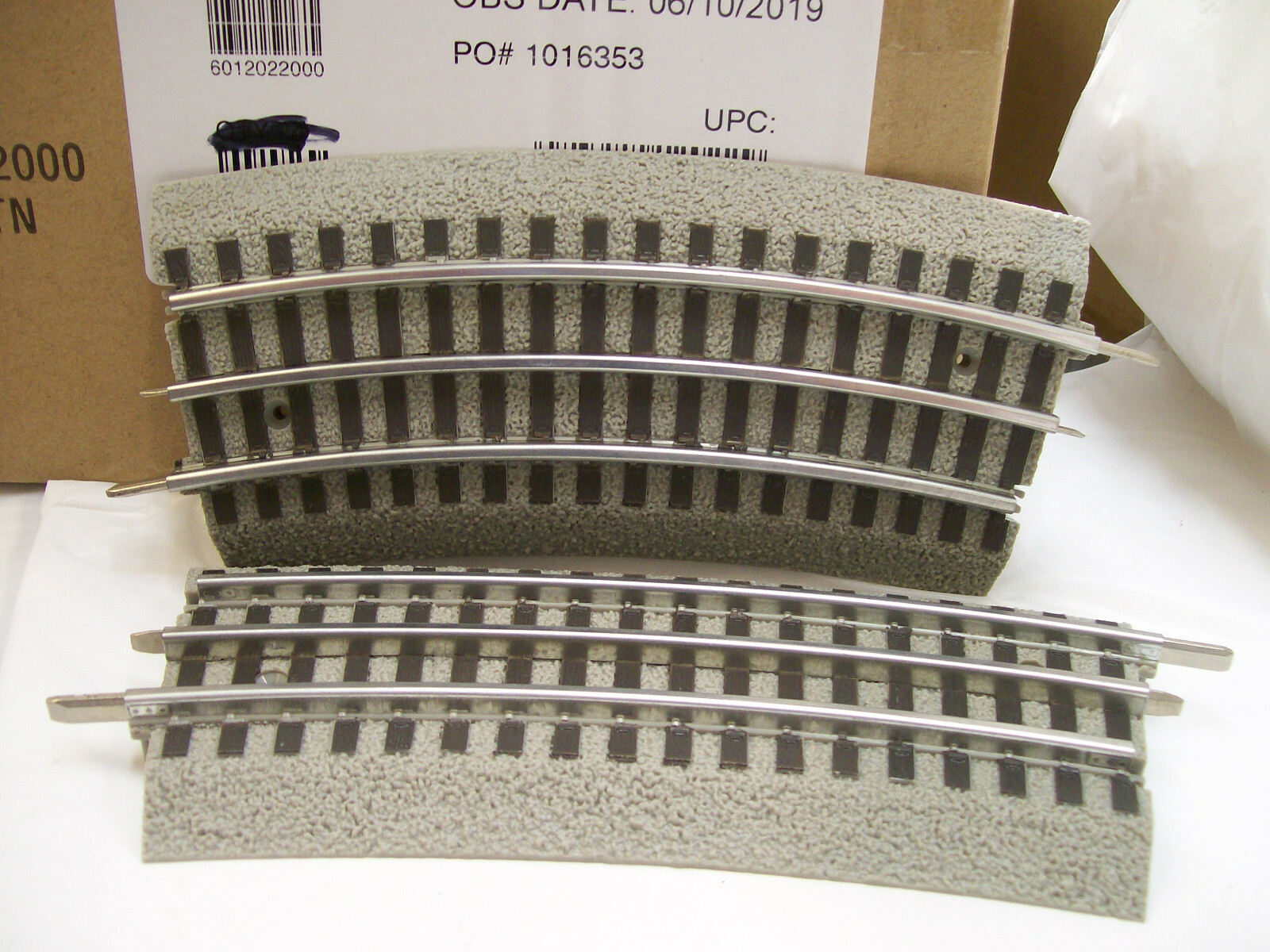 TWO PACK BRAND NEW LIONEL FASTRACK train fast track 0-36 HALF CURVES ...