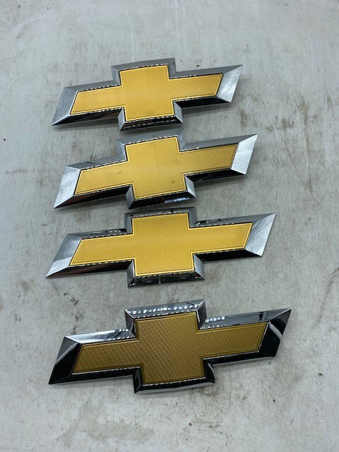 GM 2323630 84238670 Front Bow Tie Takeoff 2016-2018 Silverado Lot of 4 ...