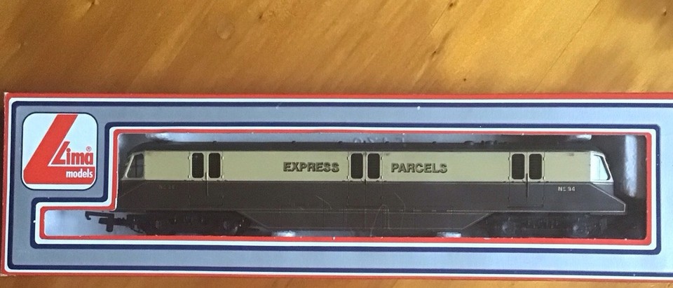 LIMA 00 Gauge 205143 MWG GWR Parcels Railmotor. Choc./cream. Unused ...