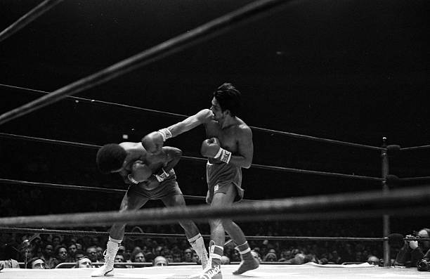 Roberto Duran Throws A Left Hook Against Monroe Brooks 1978 Old Boxing Photo 4 | eBay