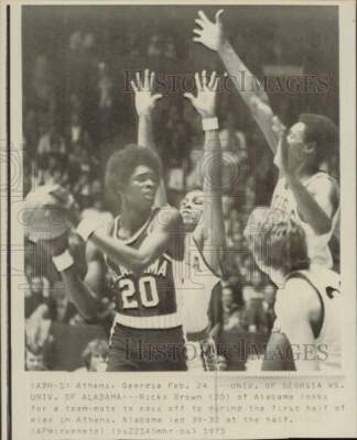 1975 Press Photo Ricky Brown holds the ball during basketball game in ...