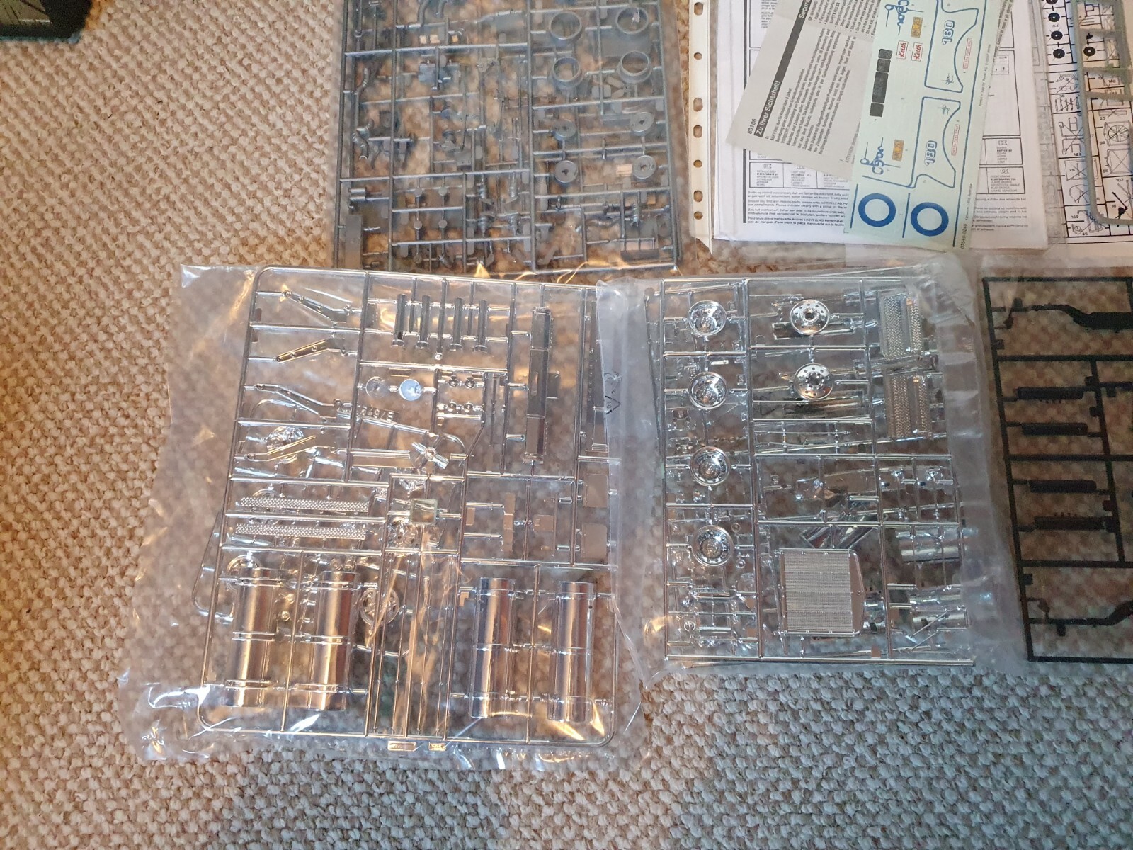 Revell Kenworth T900 'Australia' Semi Truck - 1:25 Scale - Model Kit ...