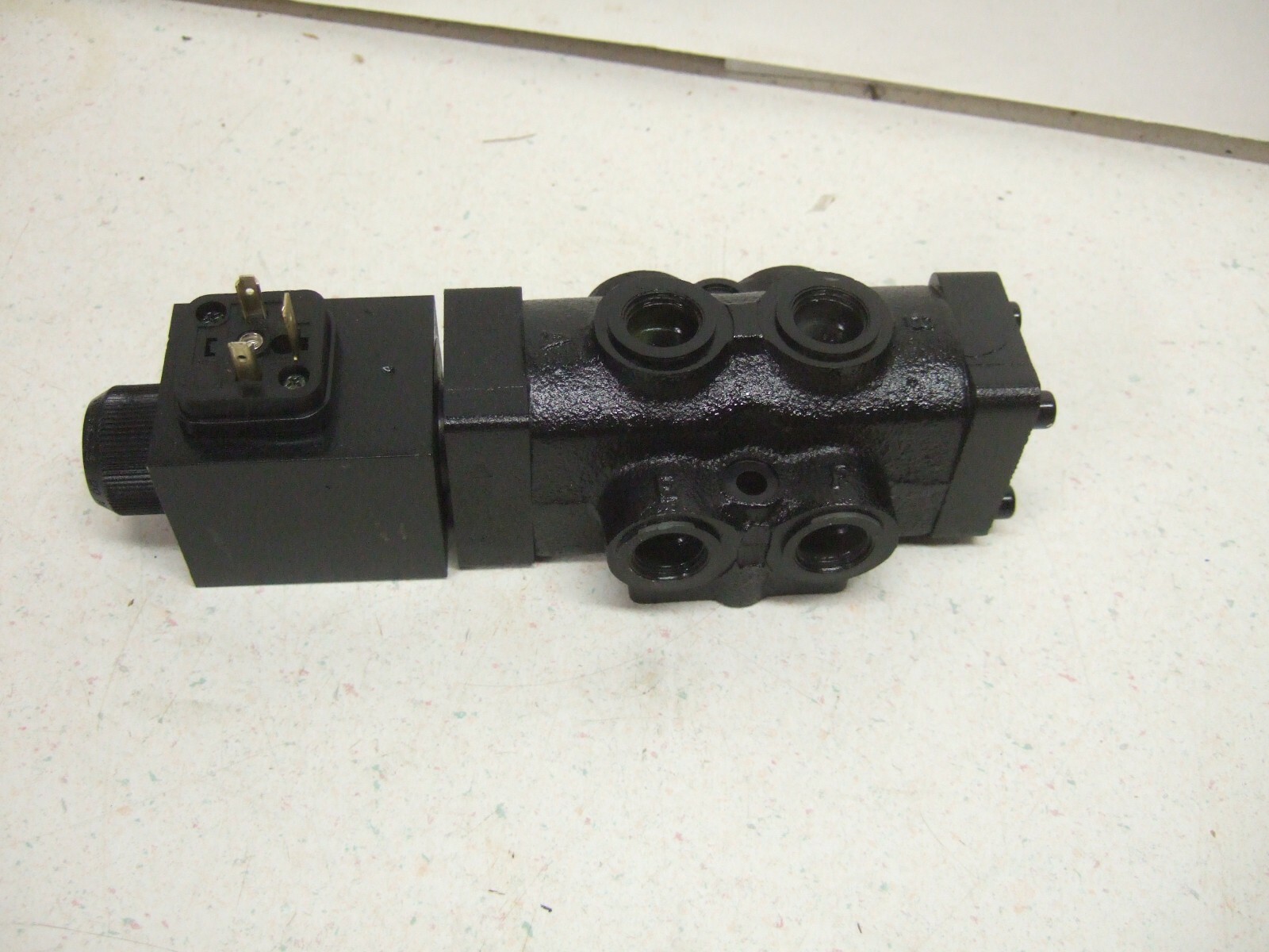 FORD LOADER THIRD FUNCTION VALVE-VICKERS-7410 7514 7312 7314 7210 7209 ...