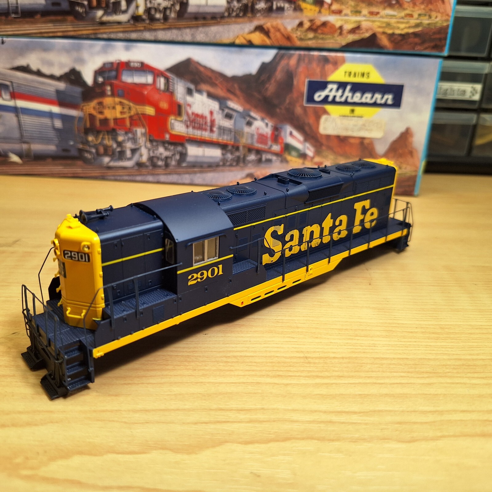 PROTO 2000 GP7 SANTA FE NUMBER 2901 Locomotive Shell Only GP9