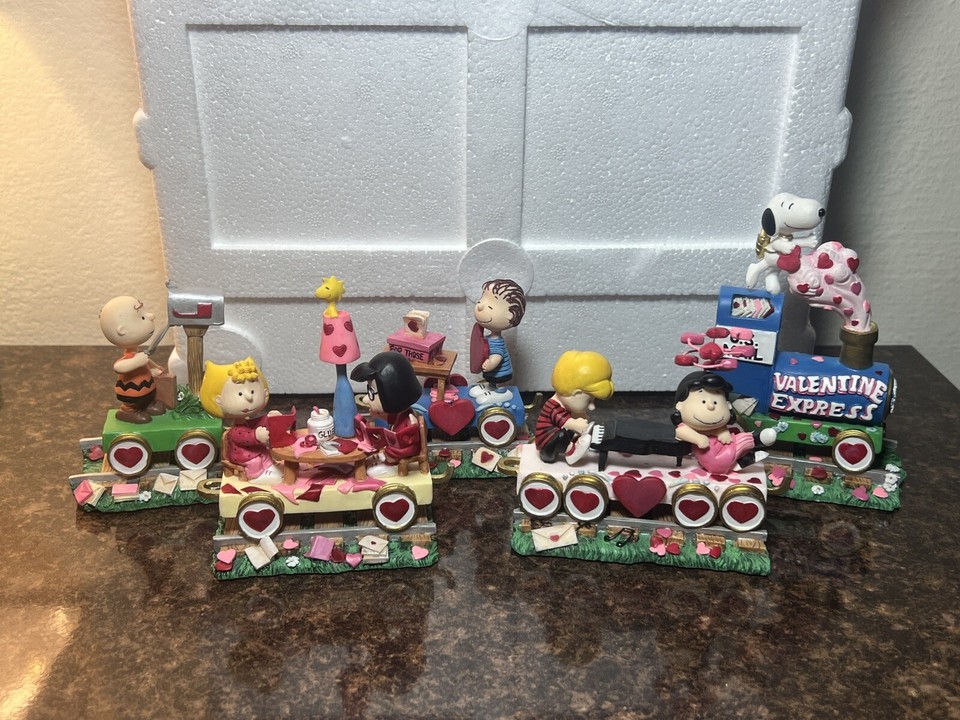 Danbury Mint Peanuts Valentine Express Train Set of 5 Snoopy Charlie ...
