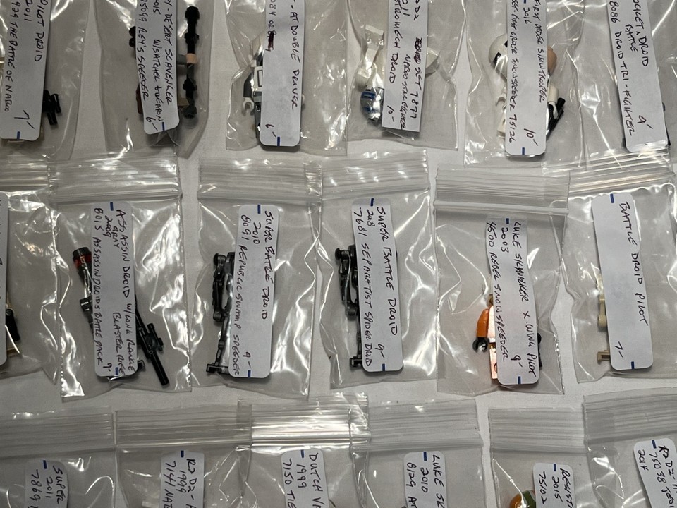 Lego Star Wars Minifigures-LOT OF 31-With Weapons & Accessories /$373 ...