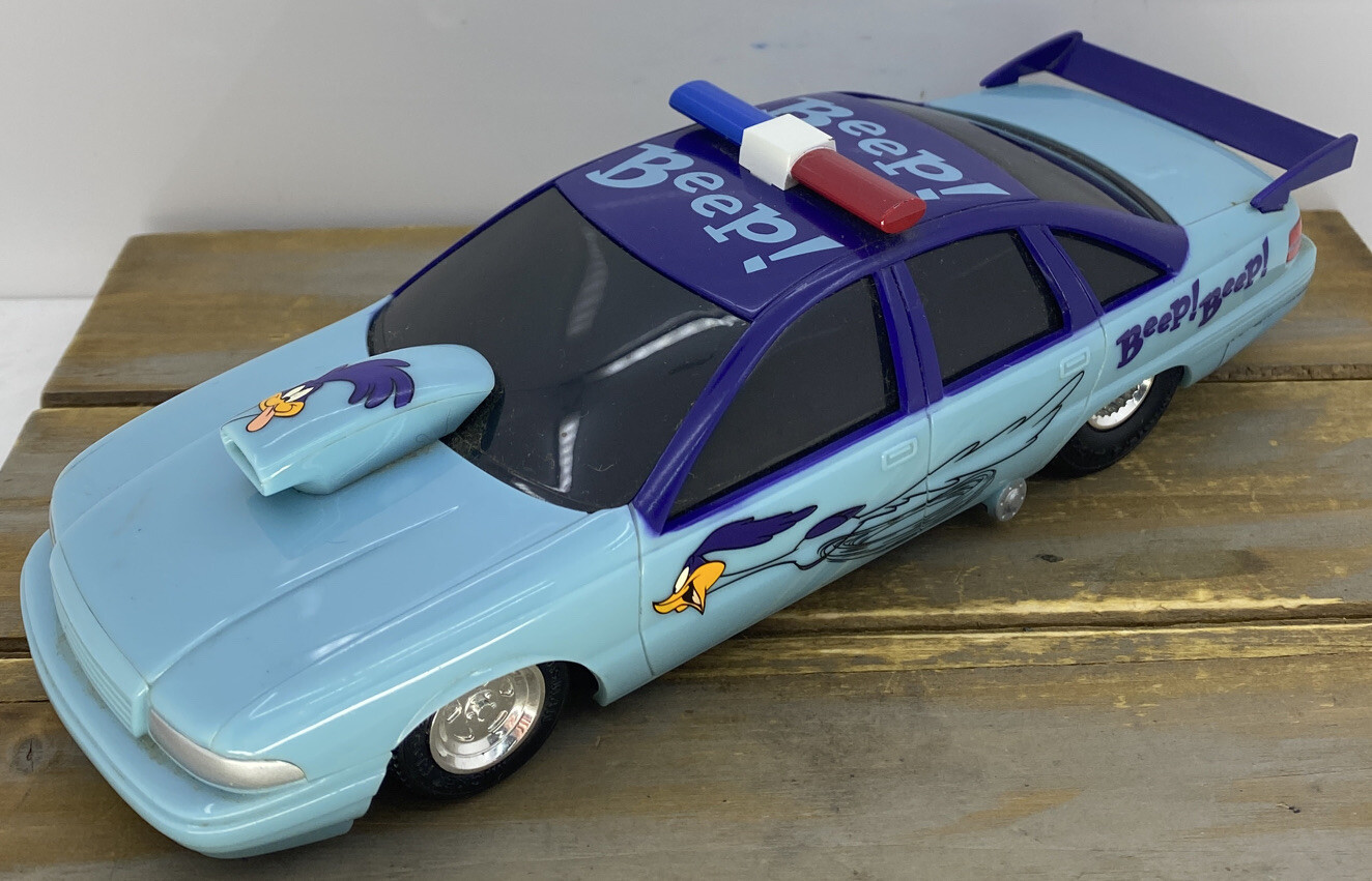 AMT Looney Tunes ROAD RUNNER Car Model Kit Snapfast 1:25 | eBay