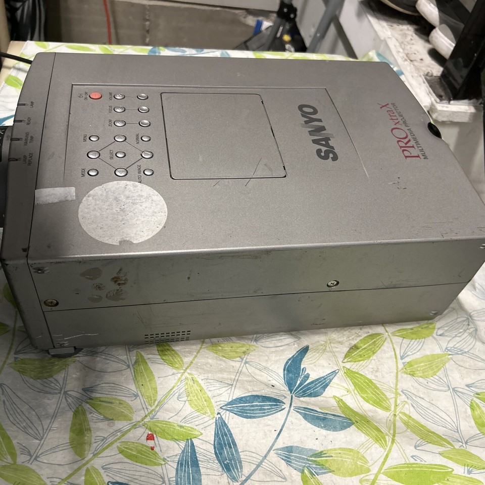 Sanyo Pro XtraX Multimedia Projector PLC-XP18N | eBay